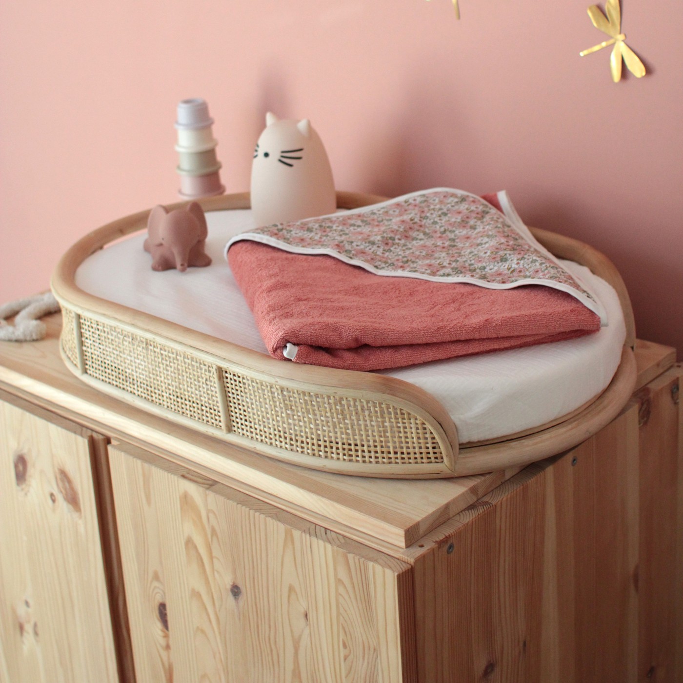 Panier à langer en cannage tressé ouvert