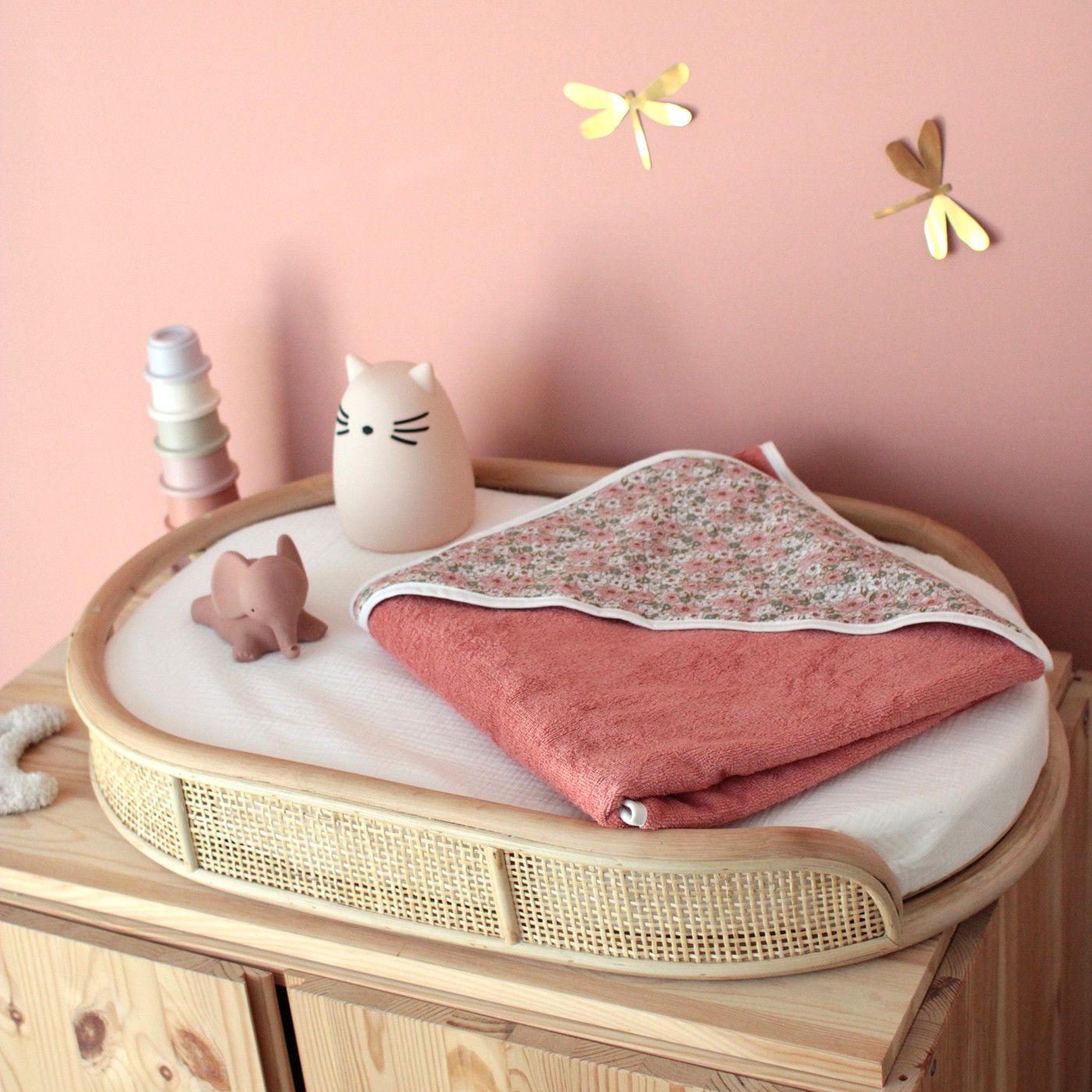 Panier à langer en cannage tressé ouvert